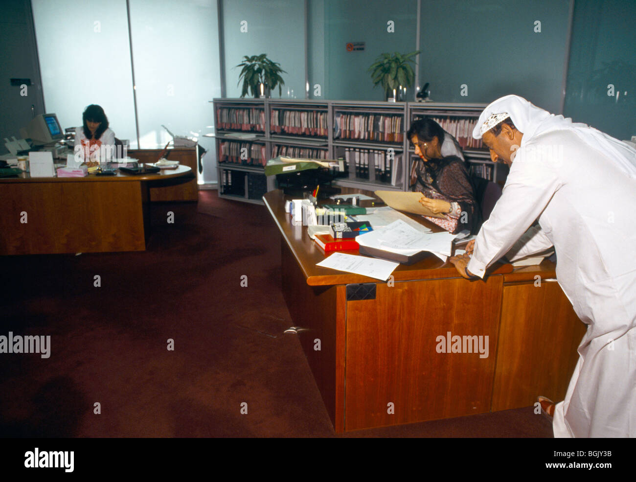 Office workers dubai hi-res stock photography and images - Alamy