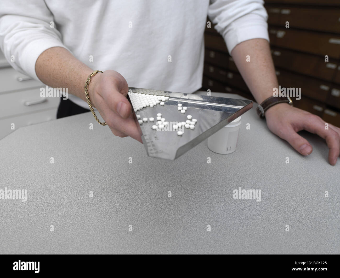 Dispensing chemist hi-res stock photography and images - Alamy