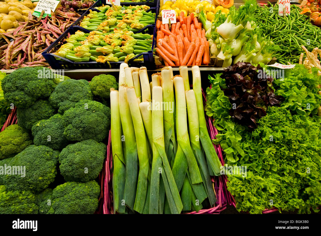 Fruits and vegetable market Stock Photo - Alamy