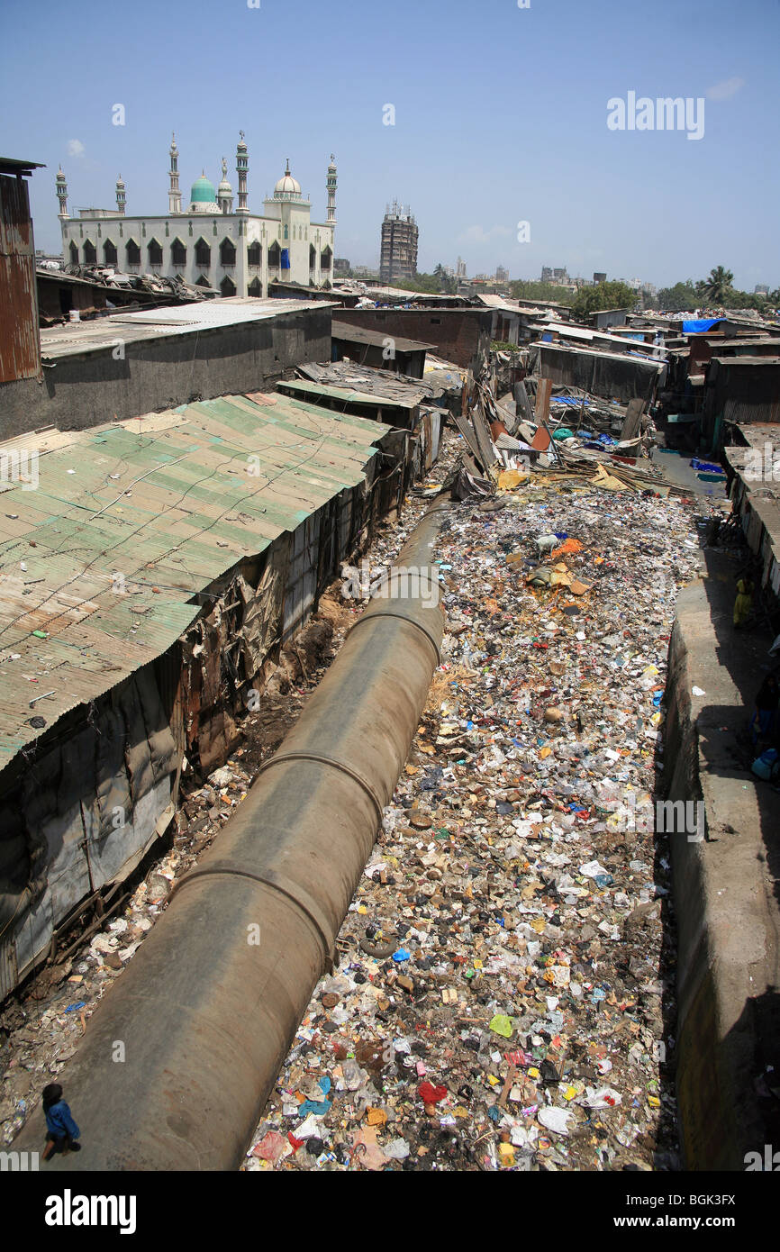 Dharavi slum india rubbish hi-res stock photography and images - Alamy