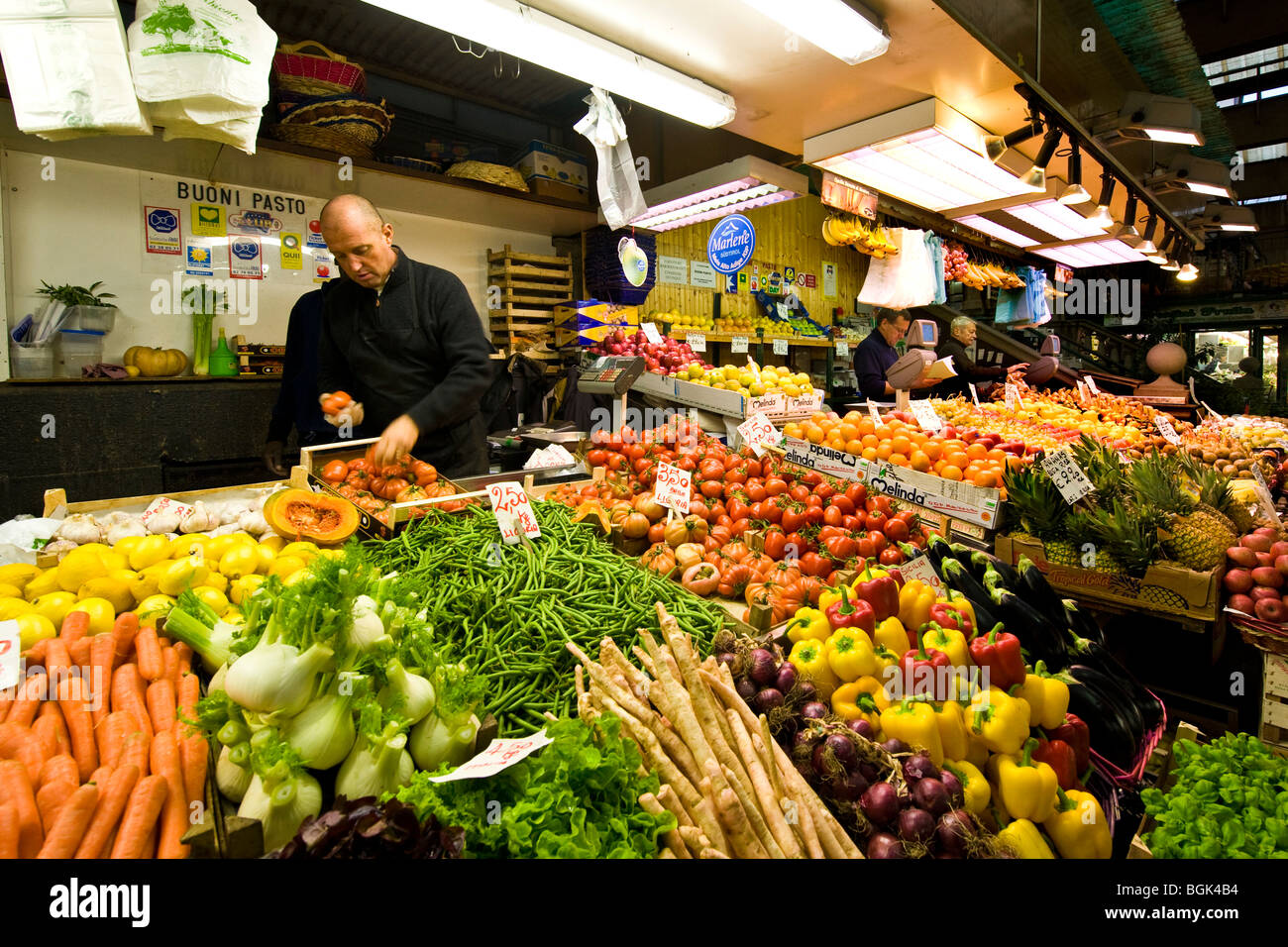 Fruits and vegetable market Stock Photo - Alamy