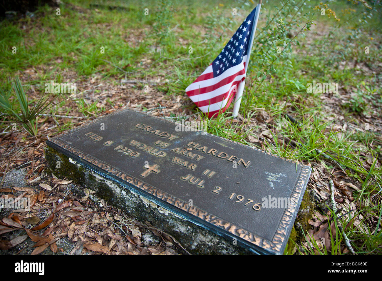 Headstone and flag hi-res stock photography and images - Alamy