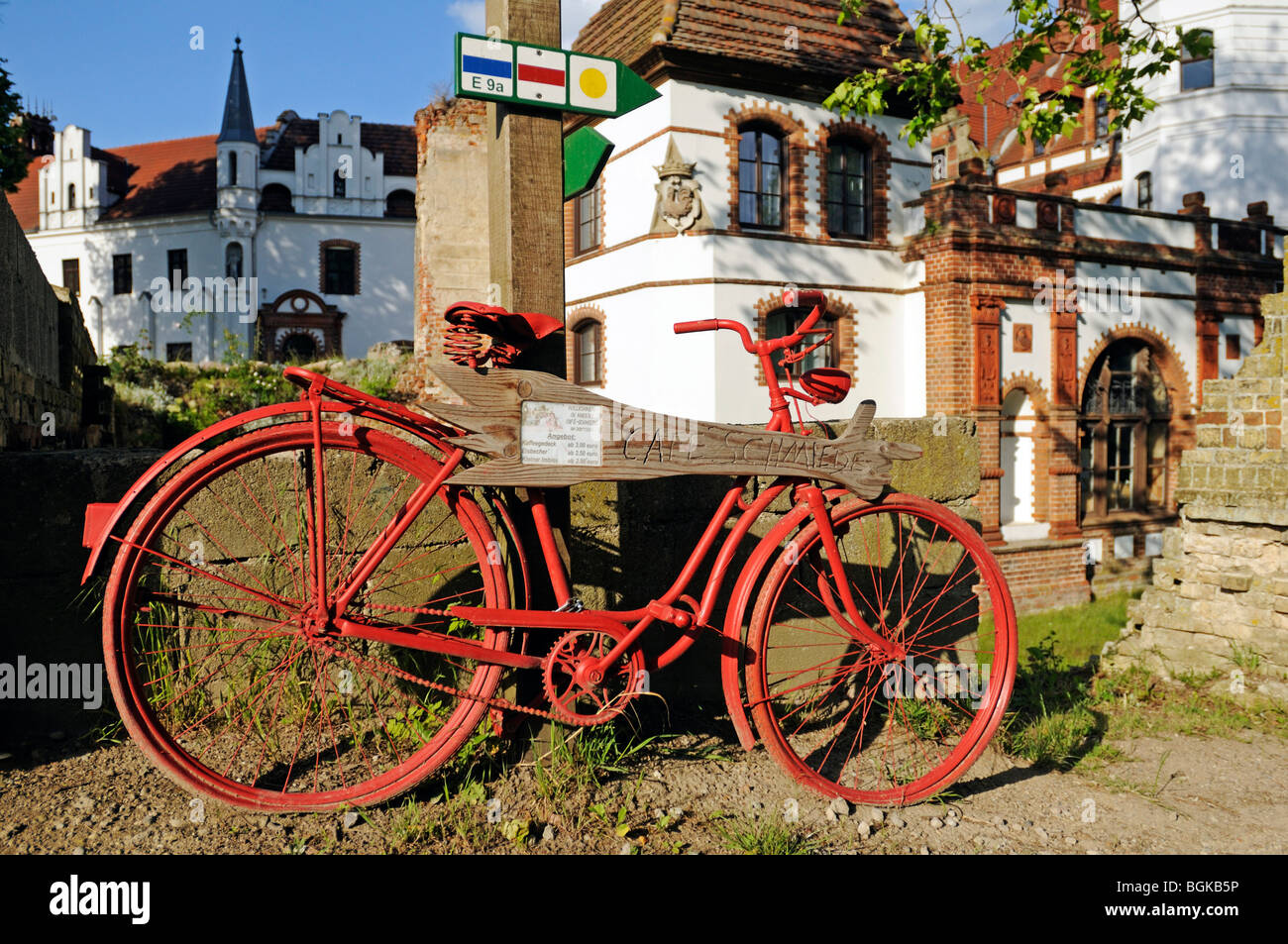 Bicycle as a guide to a cafe in the palace gardens of Schloss Basedow ...