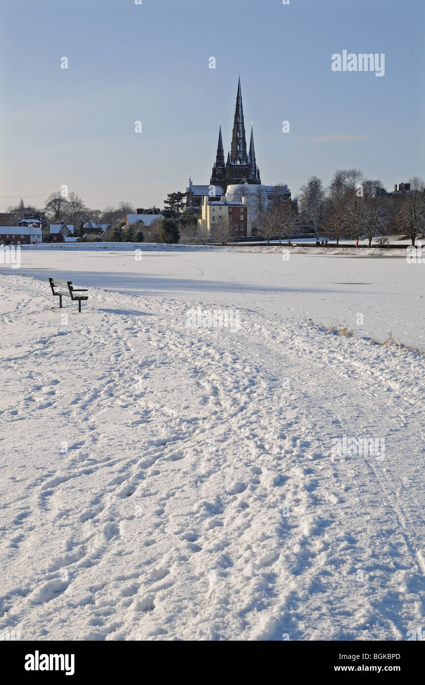 Snowy winter reservoir scene hi-res stock photography and images - Alamy