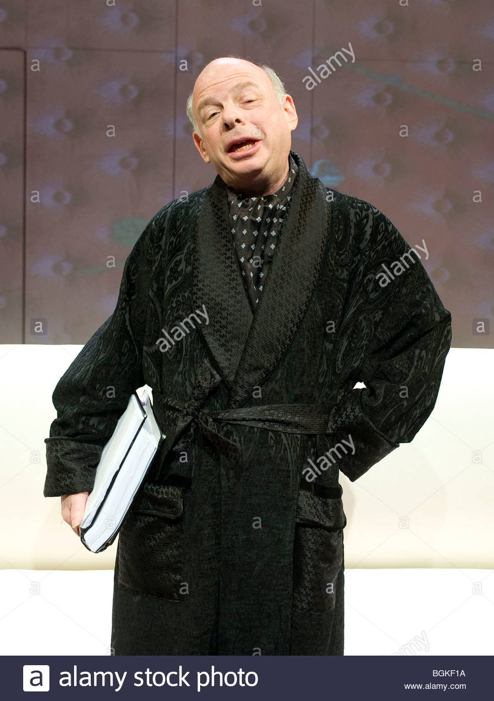 [Spoiler] Episode 28 - What the purple robe guy looks like to me ...