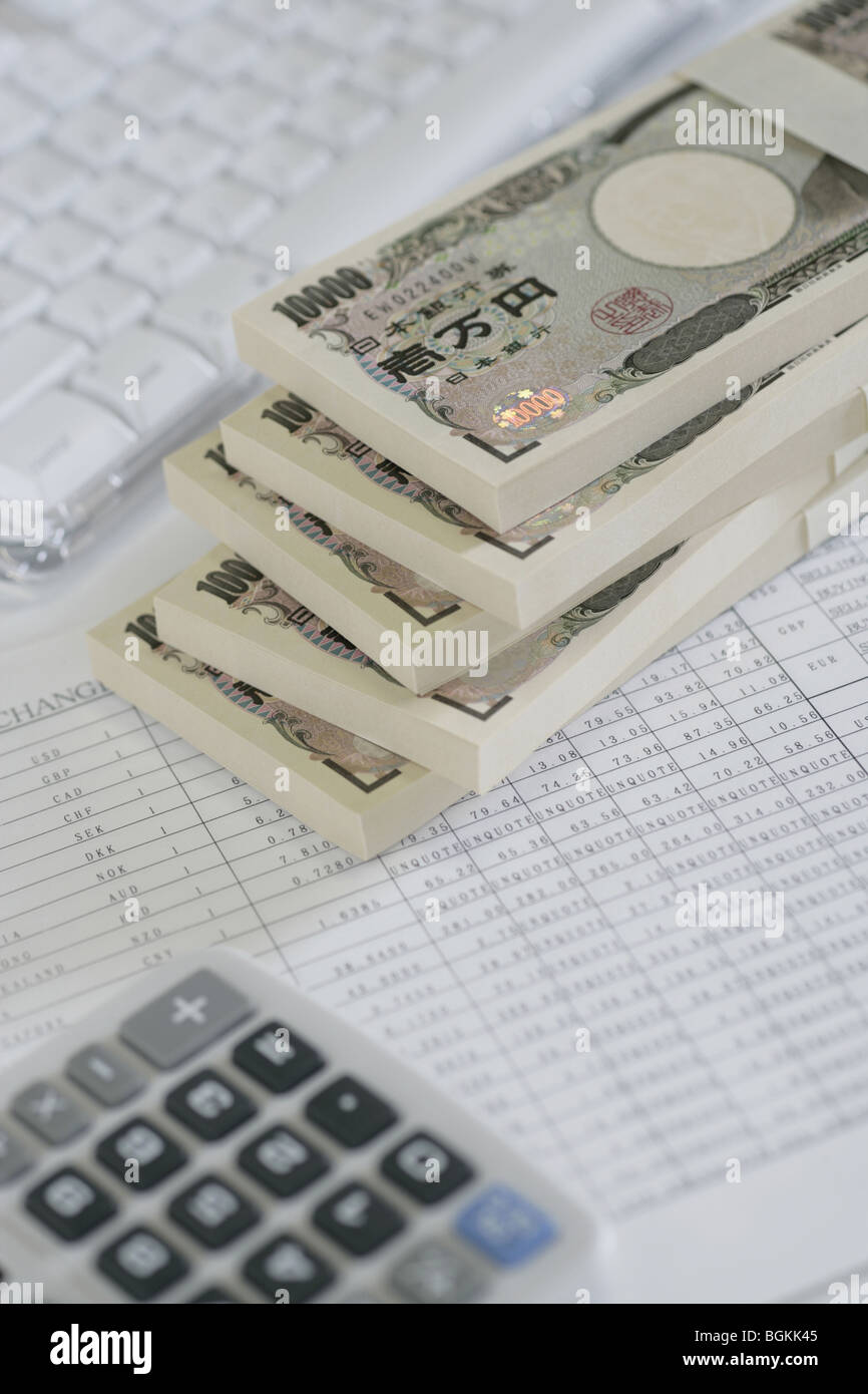 Stack of Japanese money and calculator Stock Photo - Alamy
