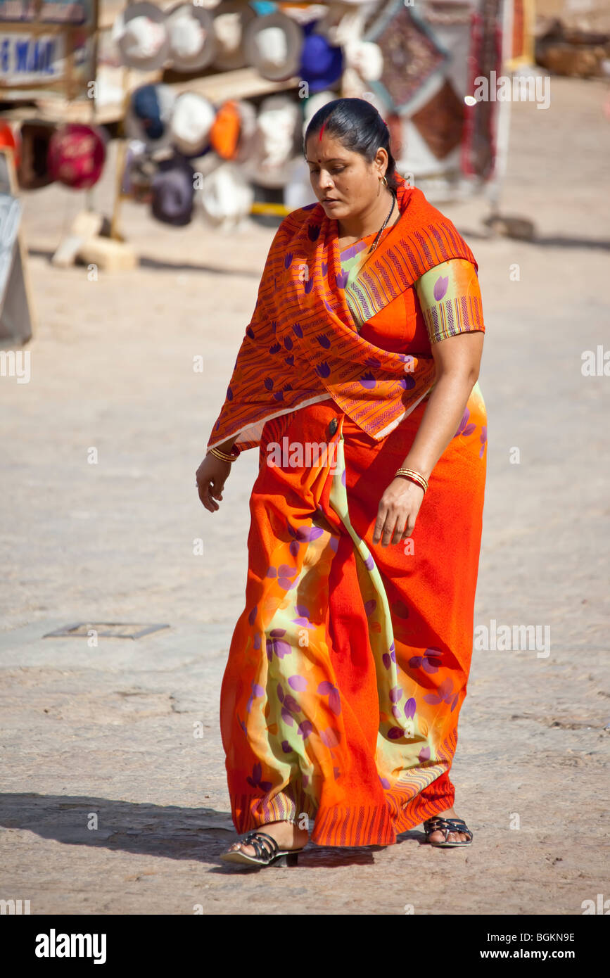 Indian woman wearing traditional Sari in a street, Jodhpur Rajasthan ...