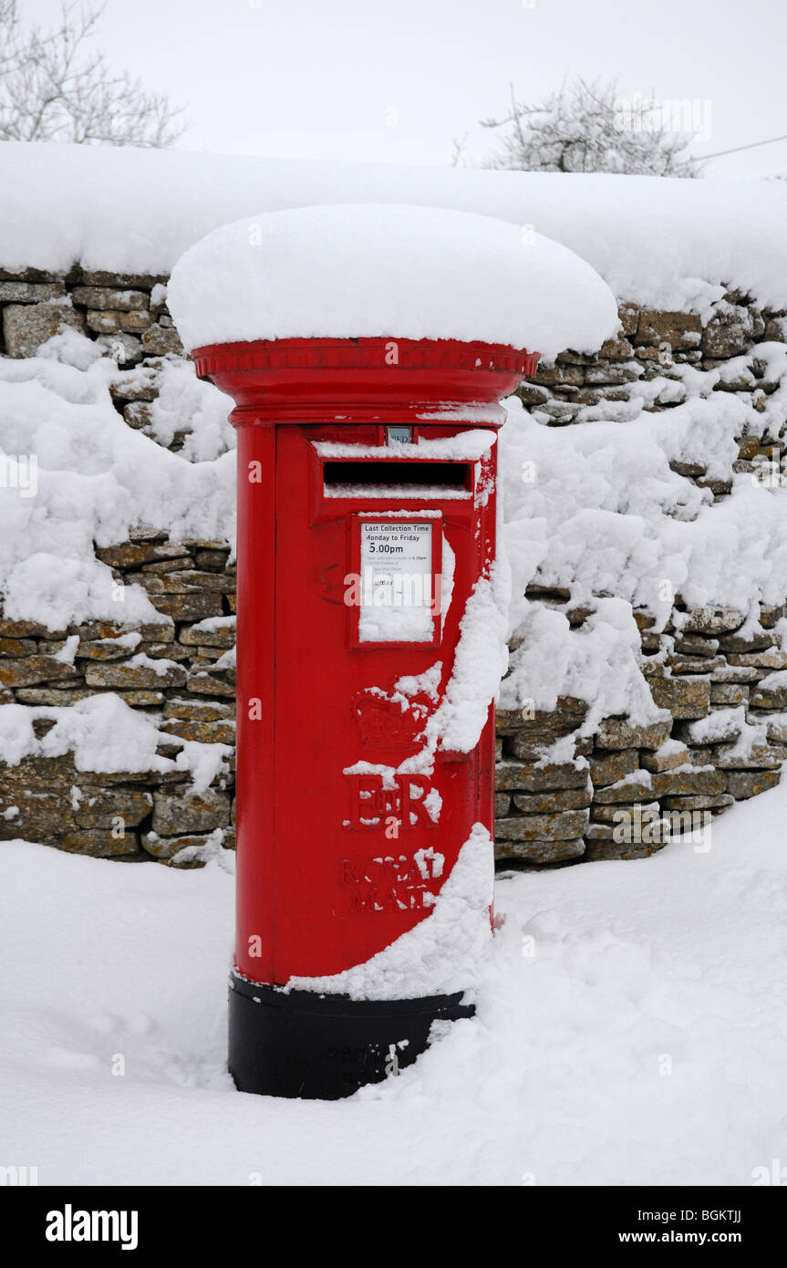 Red pillar box hi-res stock photography and images - Alamy