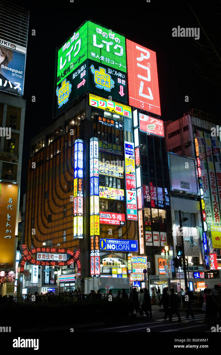 Busy street scene in Tokyo, Japan Stock Photo - Alamy