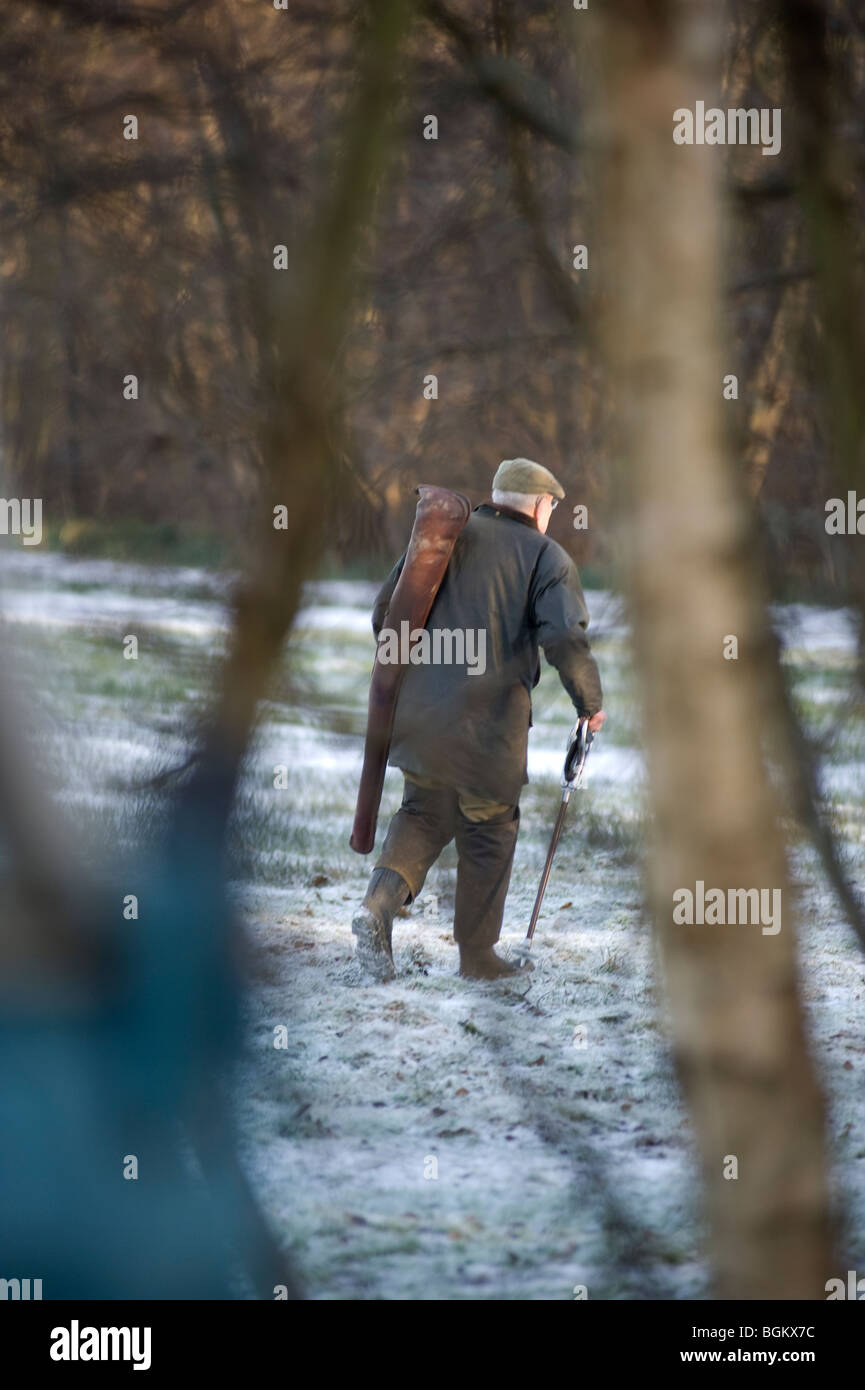 Man with shotgun hi-res stock photography and images - Alamy
