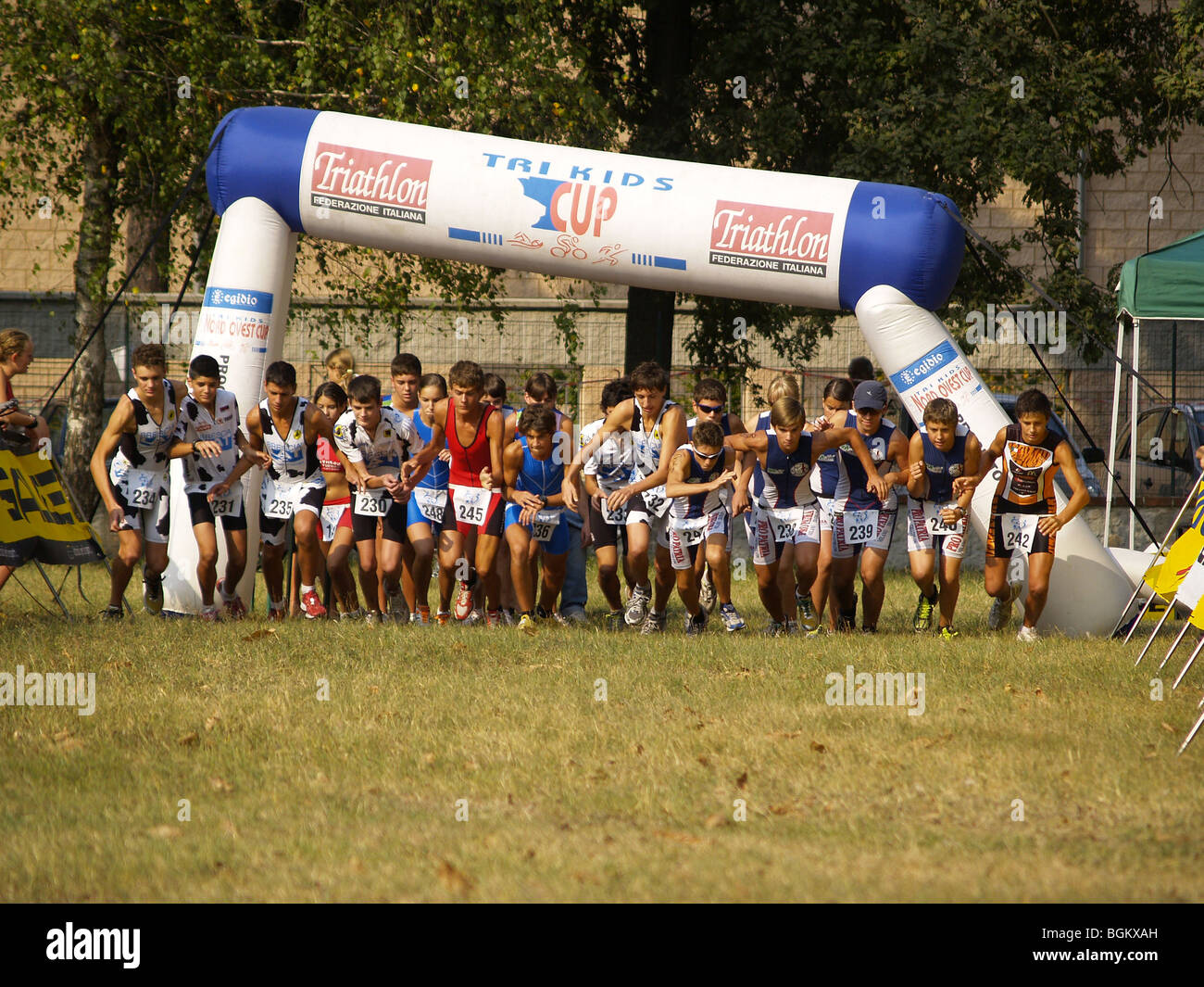 Teenagers running a race hi-res stock photography and images - Alamy