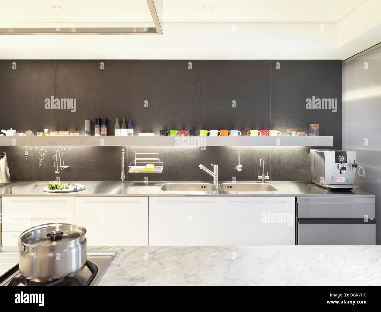 Bright modern kitchen Stock Photo - Alamy