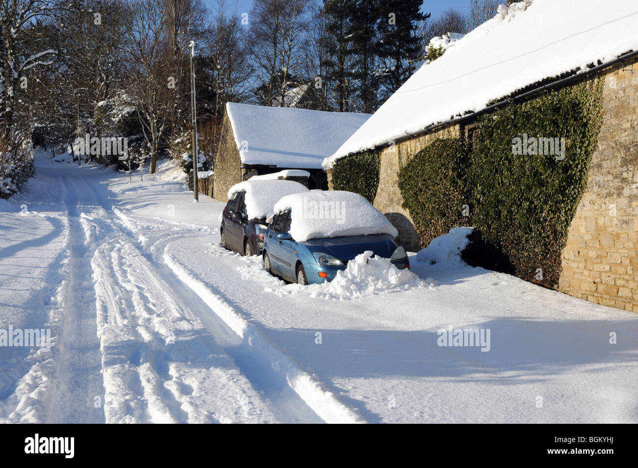 cars snowed in down a country lane, Oxfordshire. Impassable road Stock ...