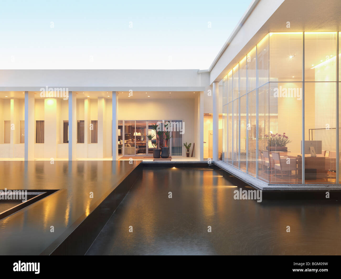 Reflection pool outside modern home Stock Photo - Alamy