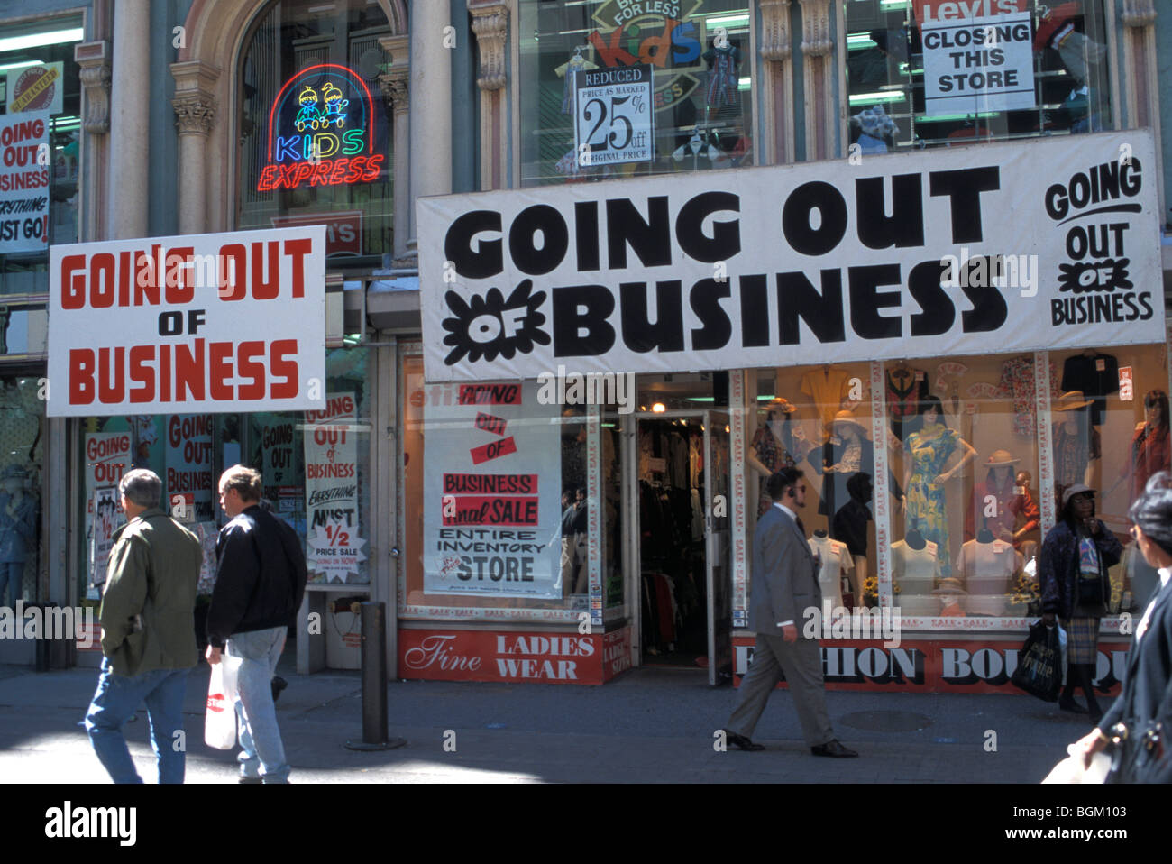 Going out of business sale: Store New York City Stock Photo - Alamy
