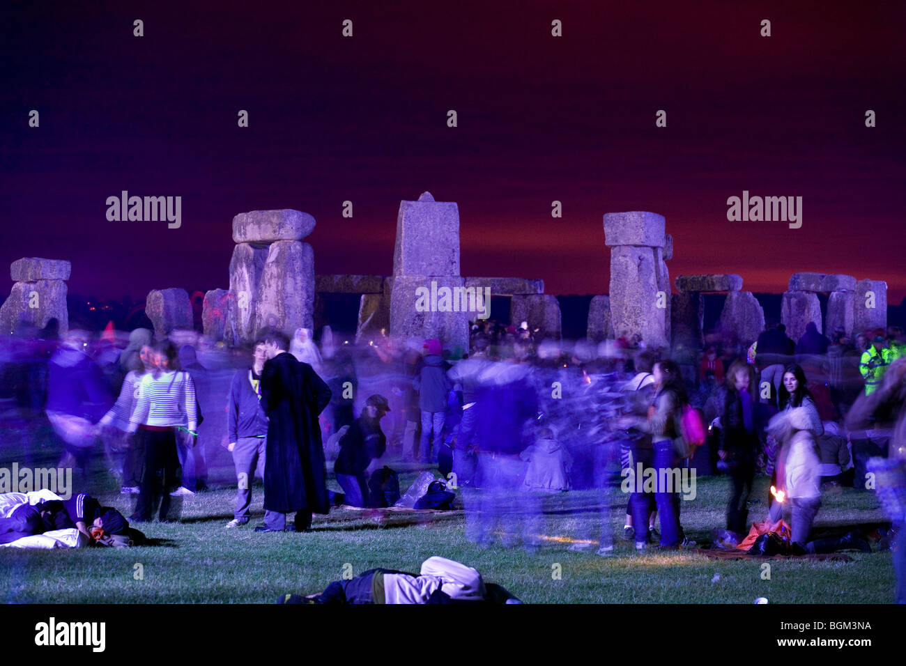 Over crowds stonehenge hi-res stock photography and images - Alamy