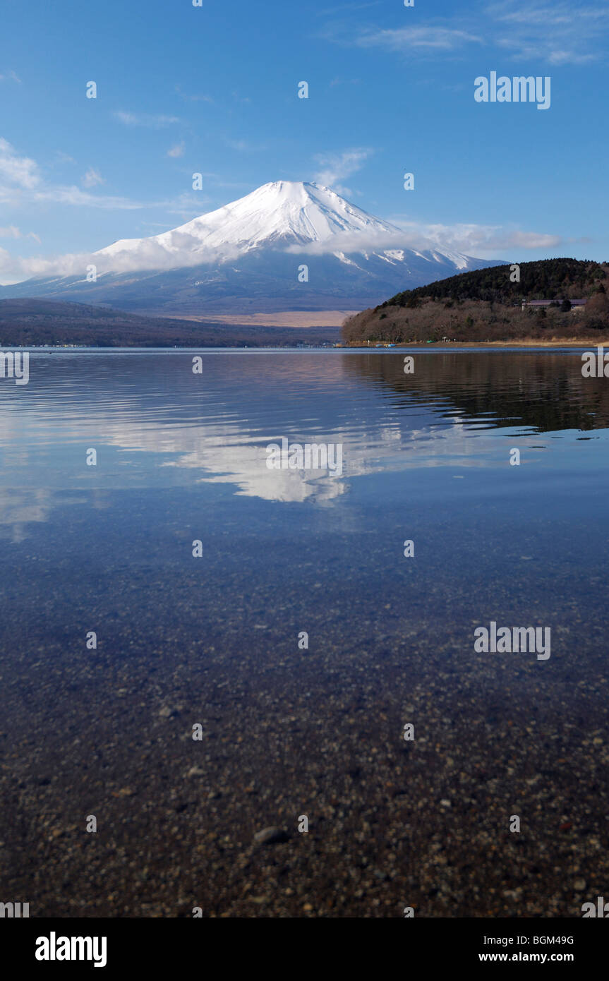 Lake Yamanakako and Mt. Fuji Stock Photo - Alamy