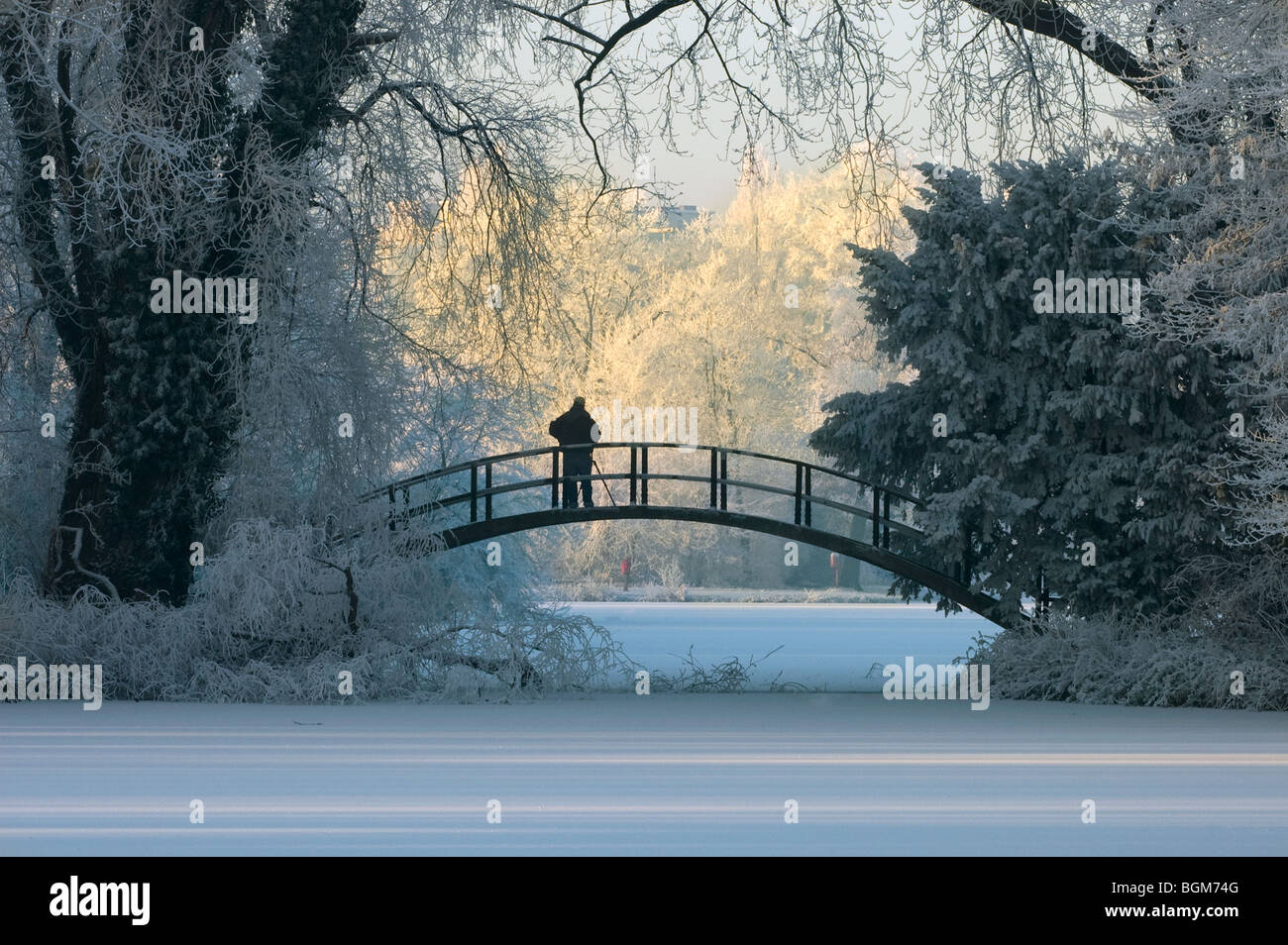 Frozen pond in city winter hi-res stock photography and images - Alamy
