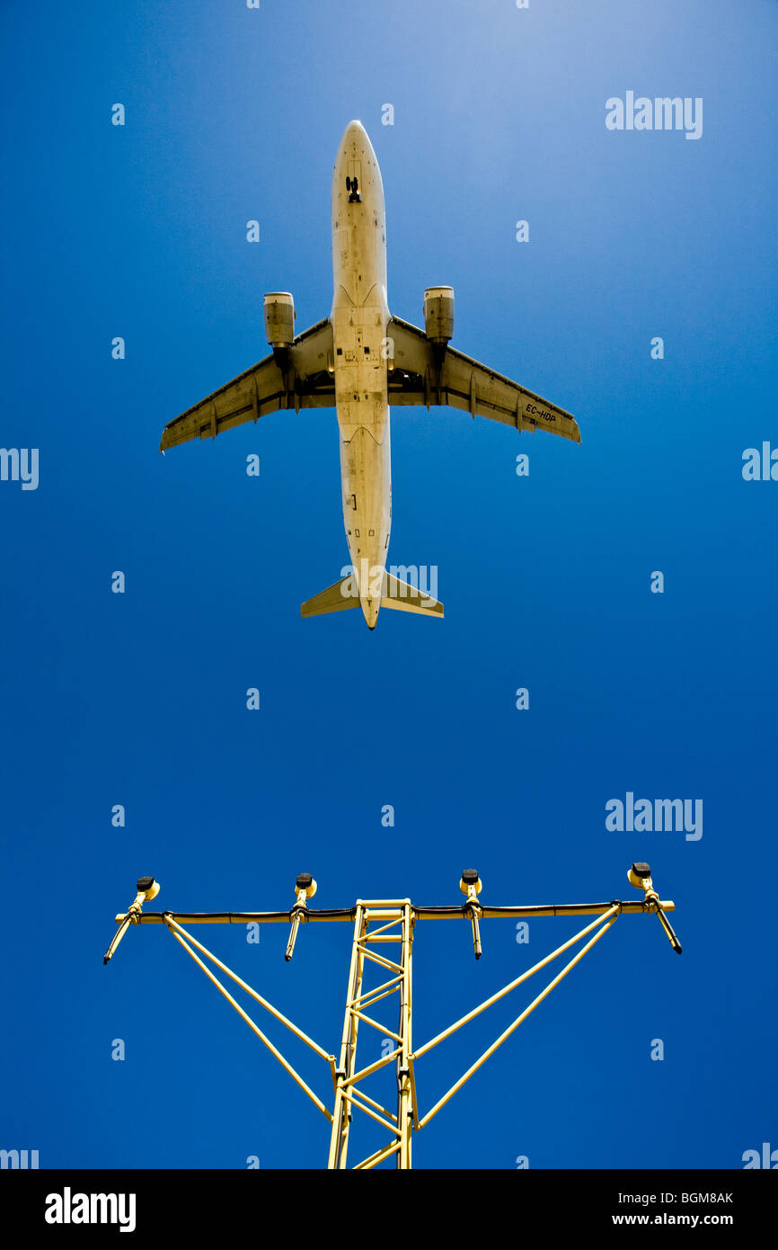 Vertical landing plane hi-res stock photography and images - Alamy