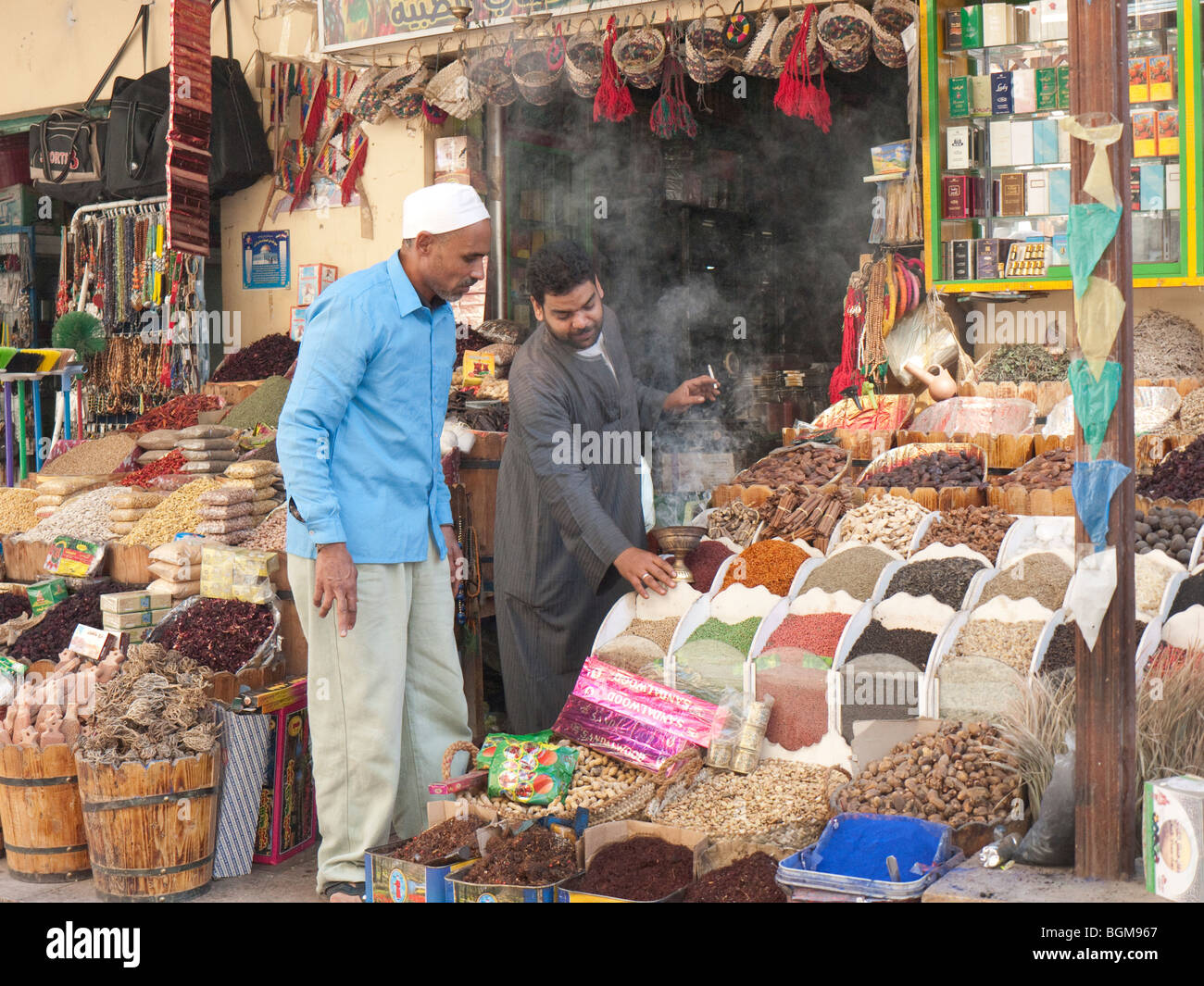 Arabic bargaining hi-res stock photography and images - Alamy