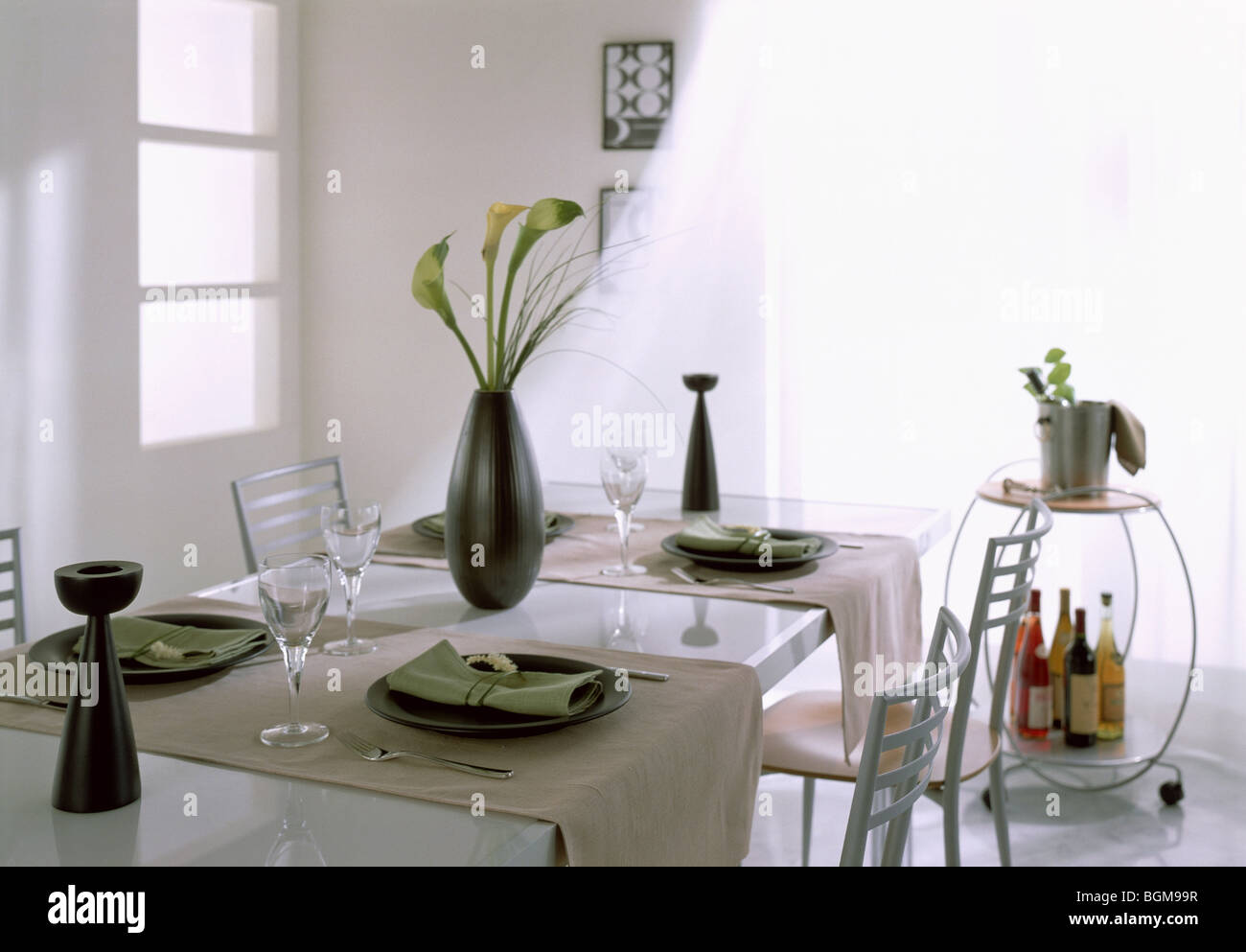 Set dining table Stock Photo - Alamy