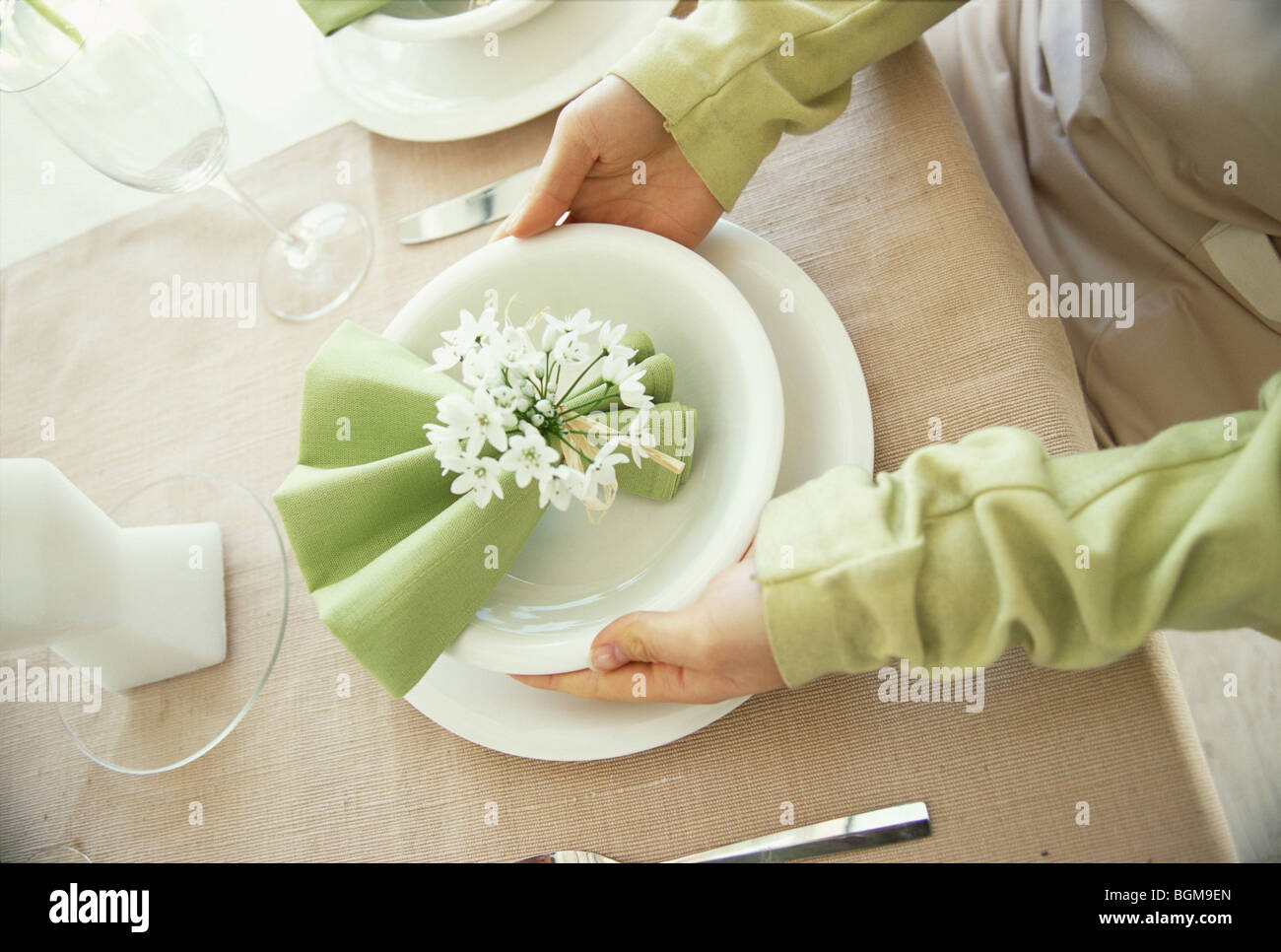 Floral table place setting Stock Photo - Alamy