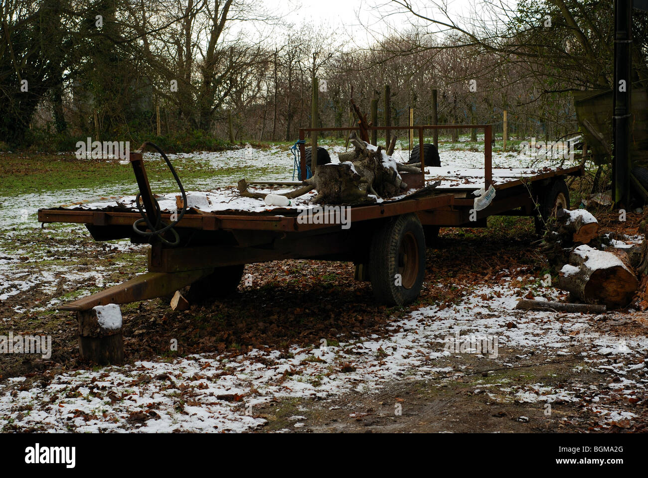Flat-back Trailer, Logs and Snow Stock Photo - Alamy