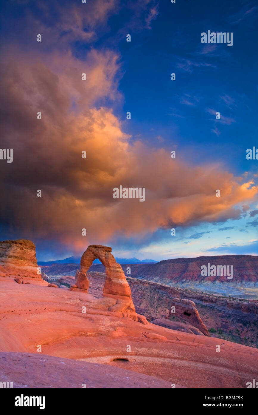 Distant thunderhead clouds hi-res stock photography and images - Alamy