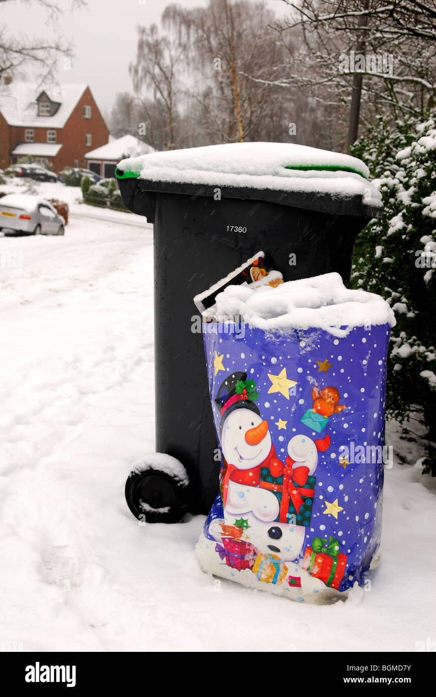 Waste bins with snow hi-res stock photography and images - Alamy