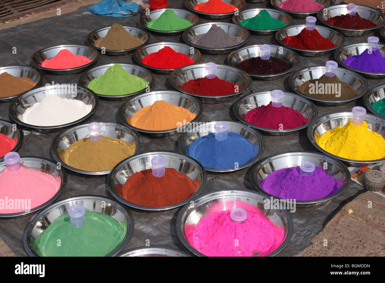 colourful dyes on a market stall orchha northern india Stock Photo - Alamy