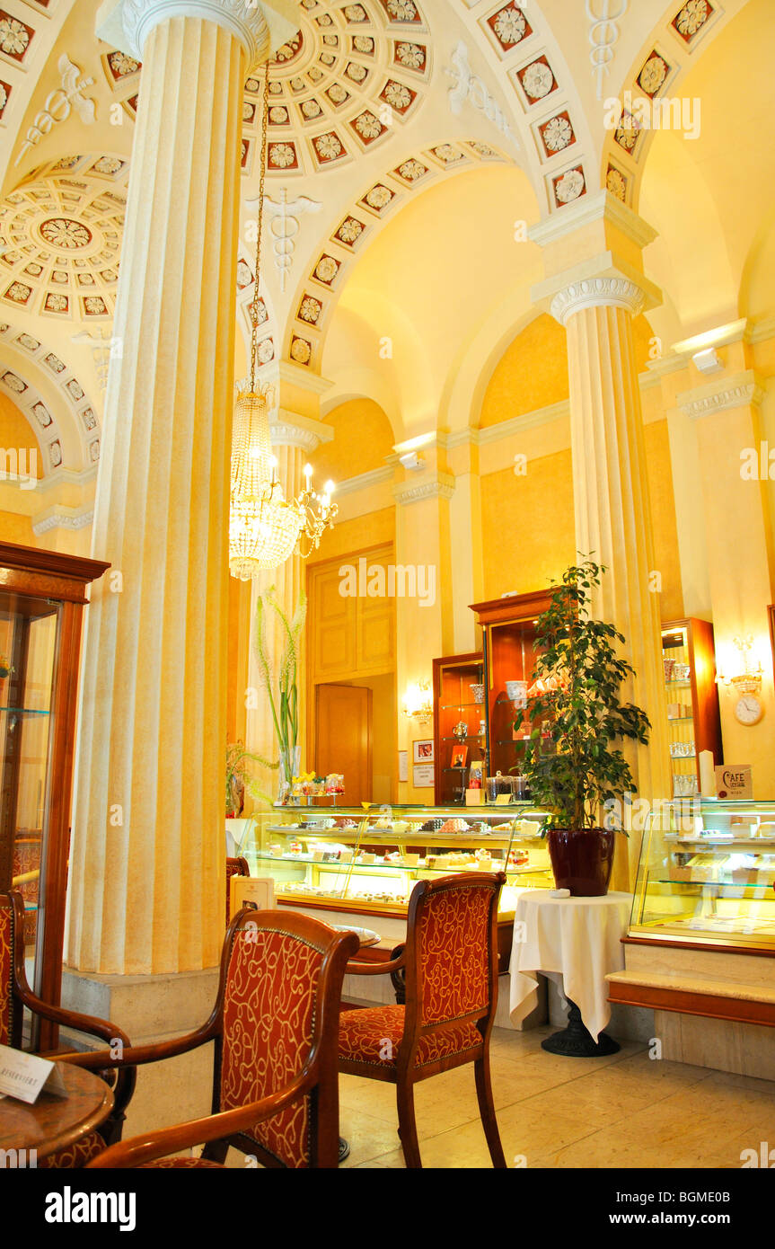 Central table hi-res stock photography and images - Alamy