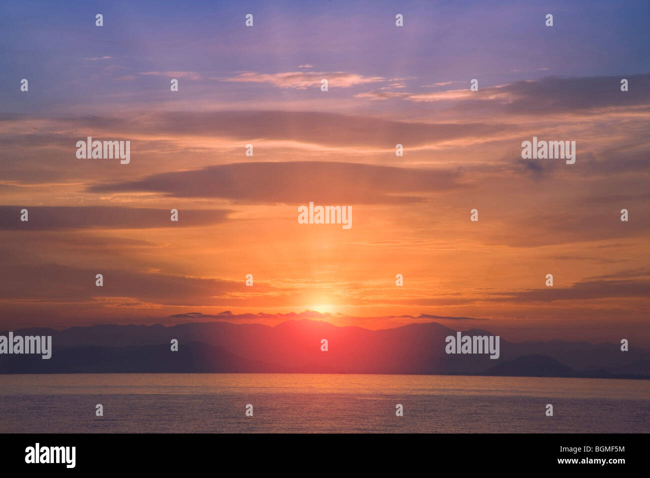 Sunrise over the water hi-res stock photography and images - Alamy