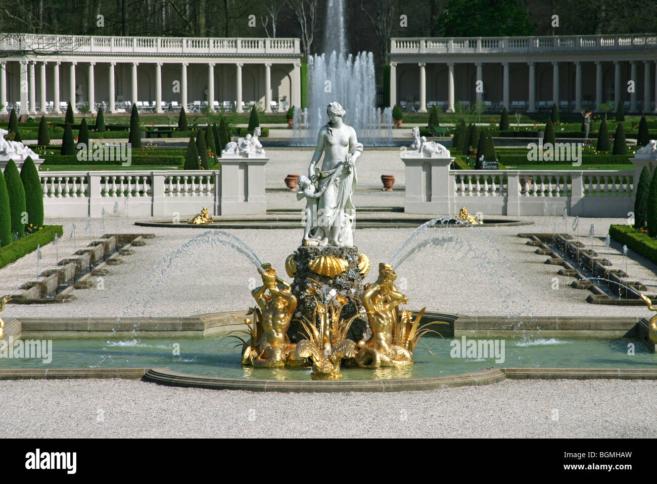 Palace Loo garden with fountain, Apeldoorn, the Netherlands Stock Photo ...
