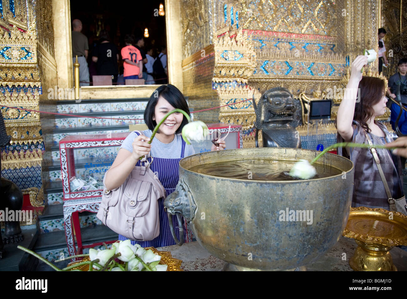 Thai lotus flower girl hi-res stock photography and images - Alamy