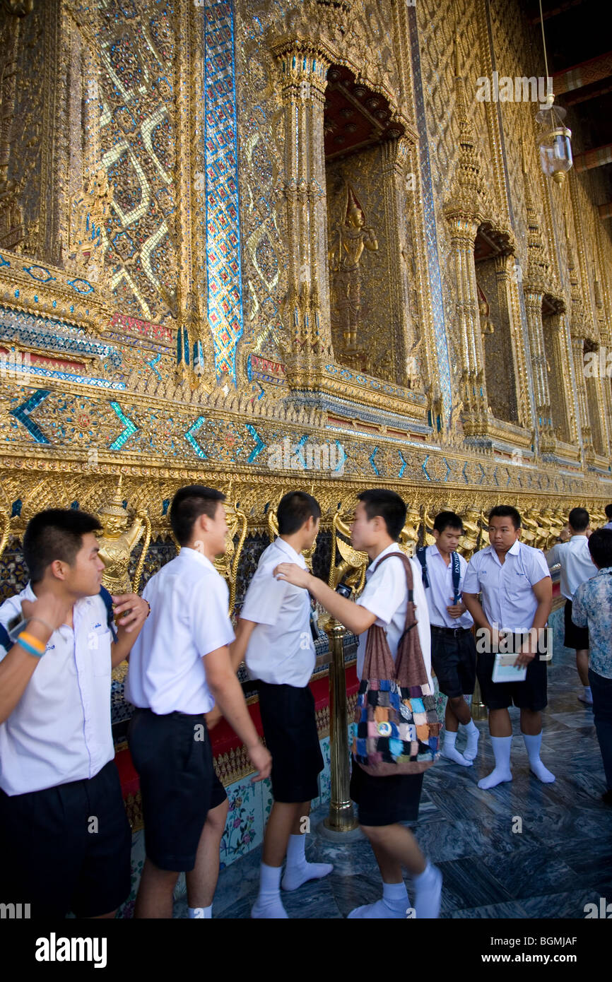 Bangkok thailand thai school boys hi-res stock photography and images ...