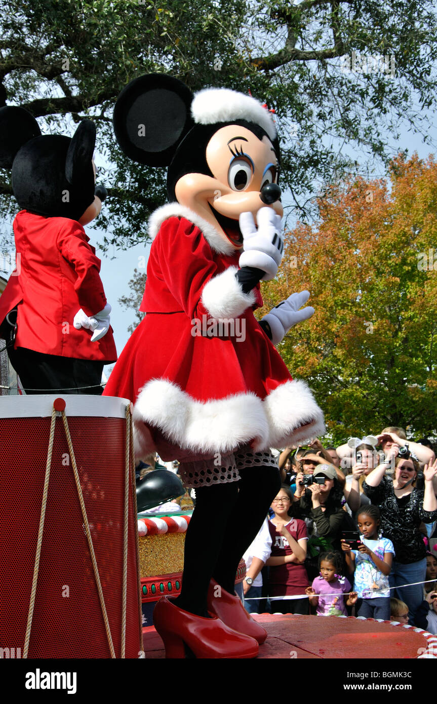 Mickey and minnie mouse parade hi-res stock photography and images - Alamy