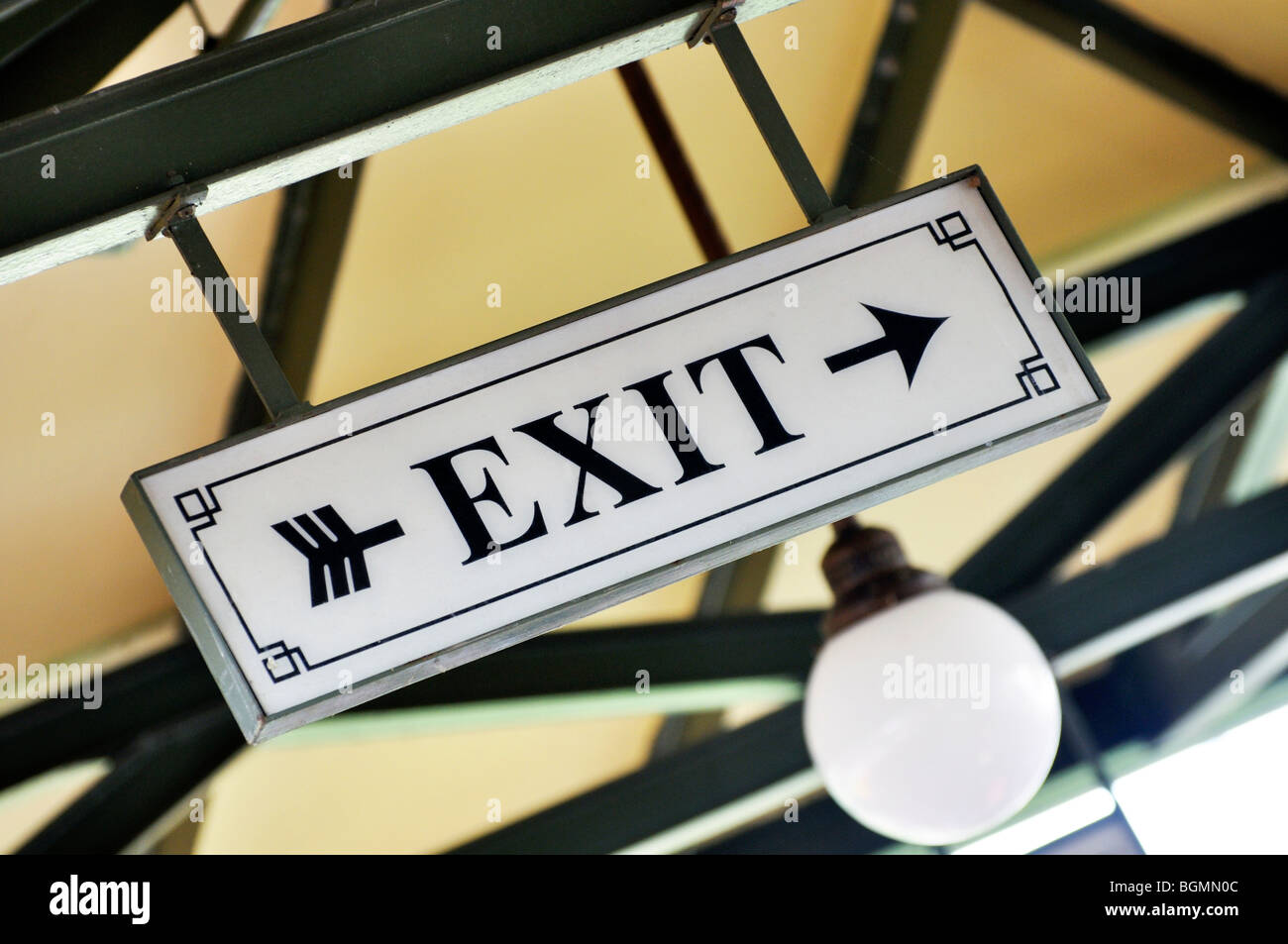 Exit sign arrow hi-res stock photography and images - Alamy