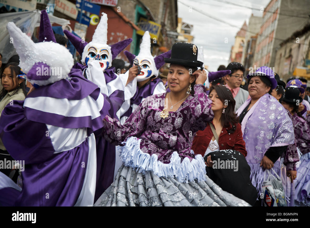 Aymara woman in street la paz hi-res stock photography and images - Alamy