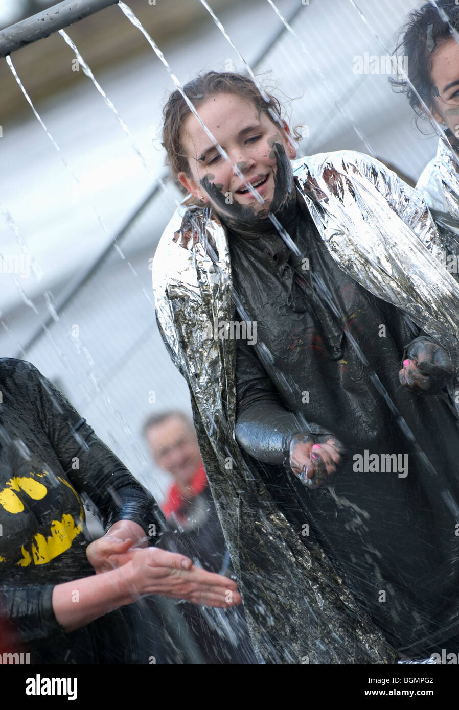 shower time for fun runners of the maldon mud race Stock Photo - Alamy