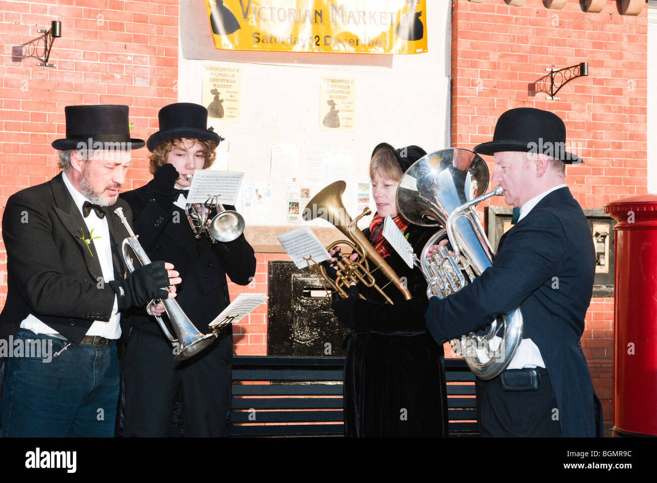 Street victorian musicians hi-res stock photography and images - Alamy