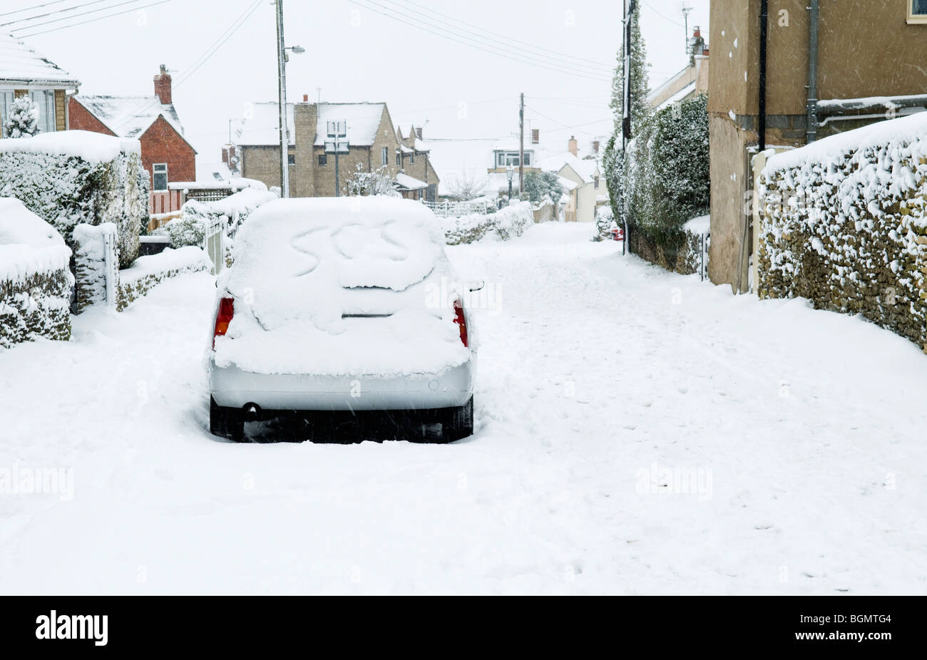 Snow covered car hi-res stock photography and images - Alamy