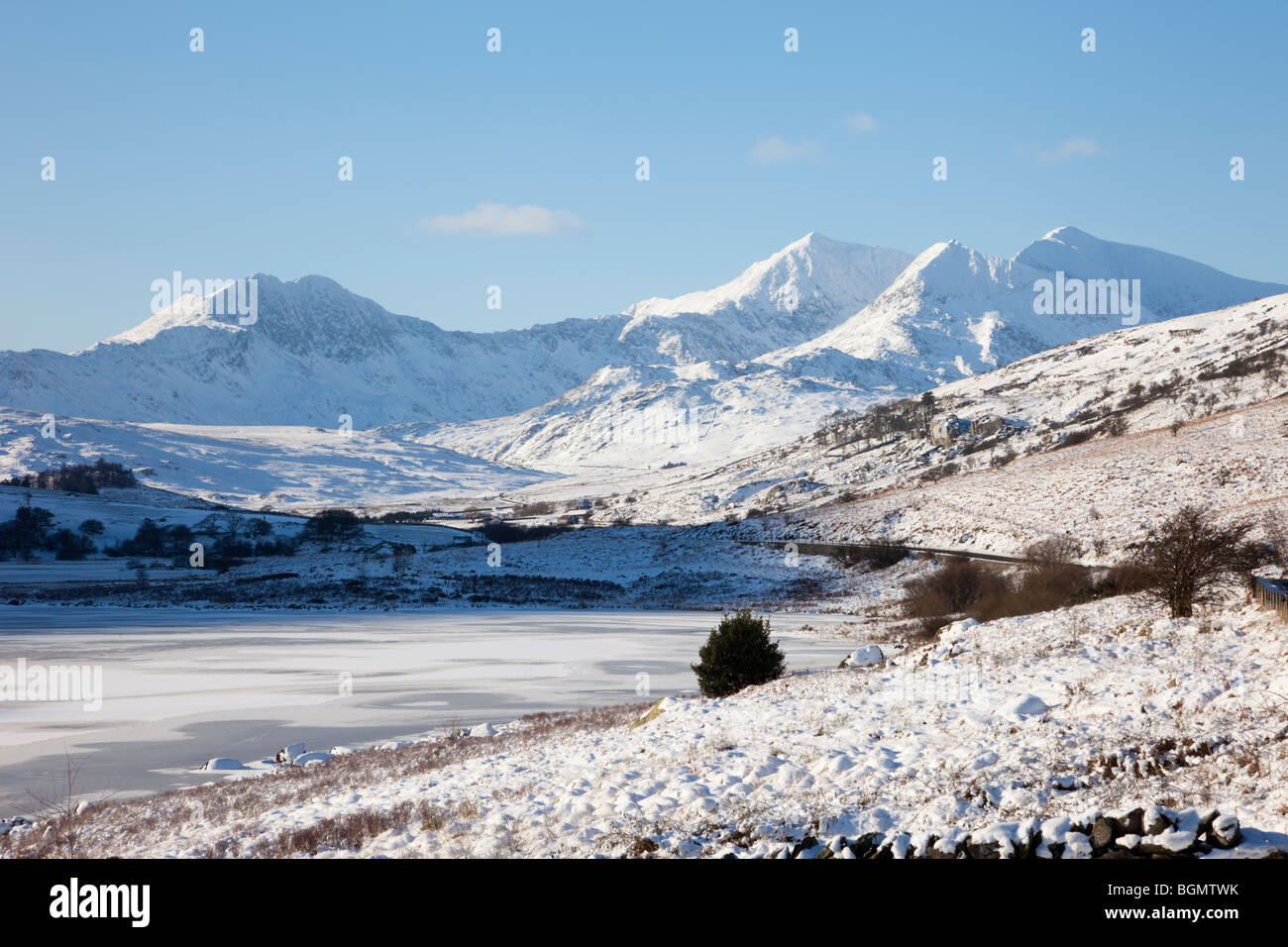 Llynnau Mymbyr frozen lakes & Snowdon horseshoe in Snowdonia National ...