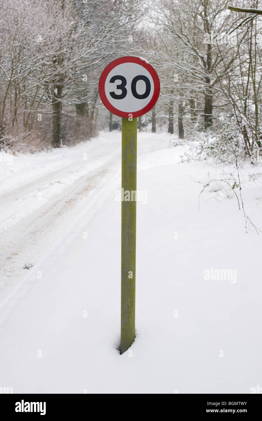 30 mile per hour speed limit hi-res stock photography and images - Alamy