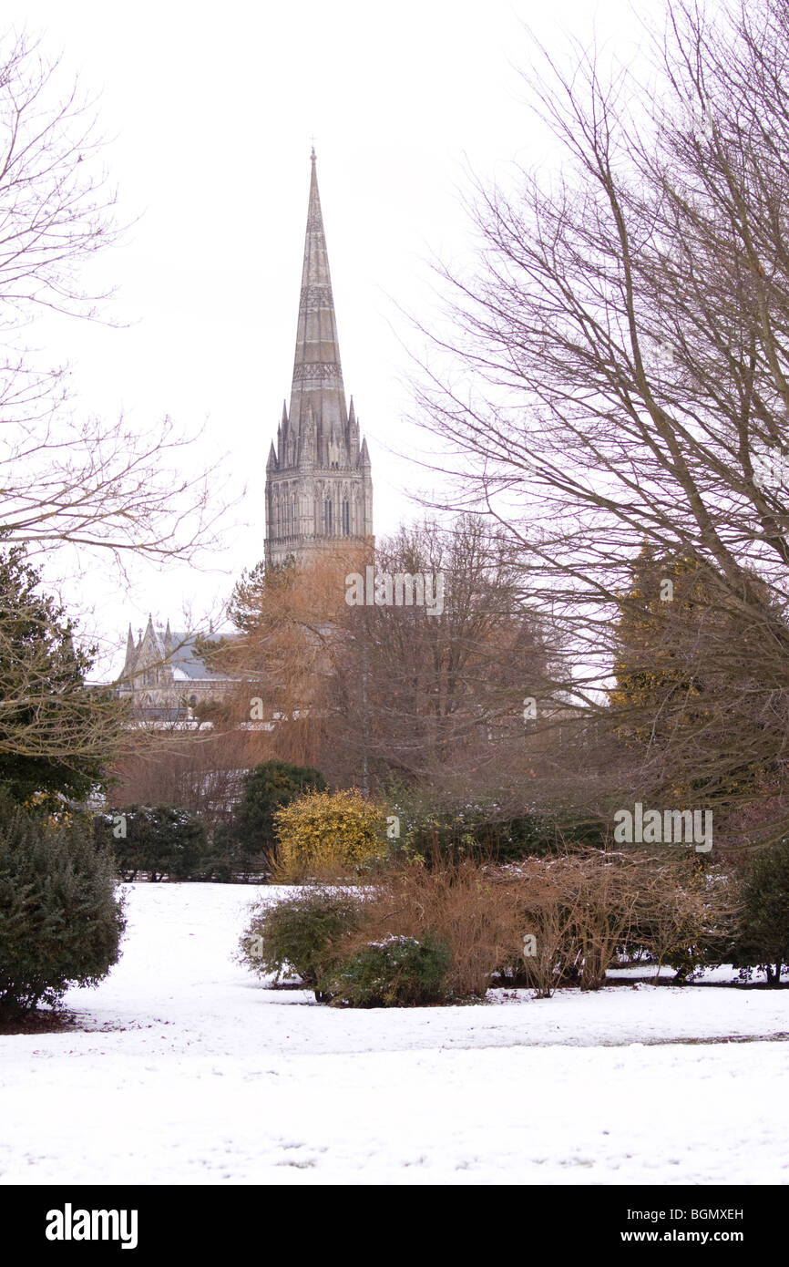 Salisbury cathedral snow hi-res stock photography and images - Alamy