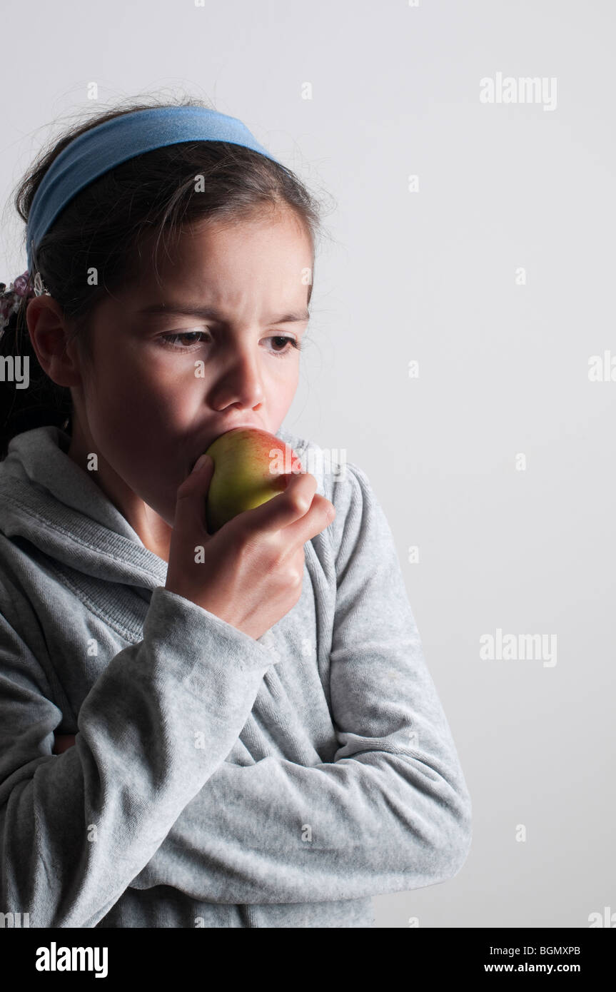 child eating an apple Stock Photo - Alamy