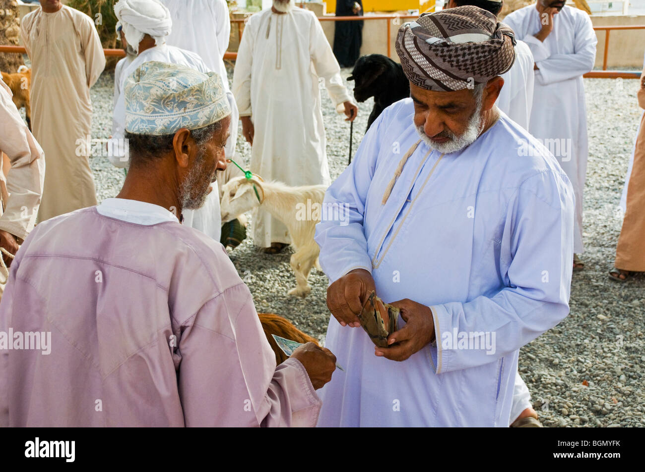 Arab man money hi-res stock photography and images - Alamy