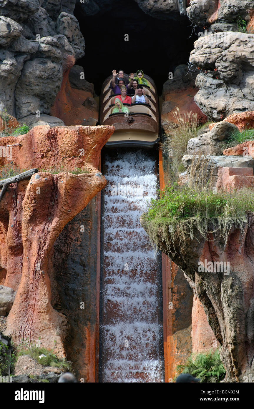 Water splash ride theme park hi-res stock photography and images - Alamy