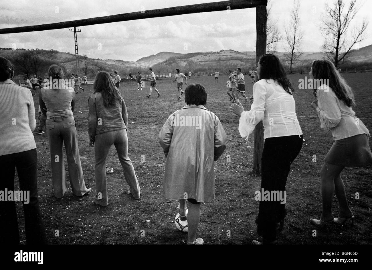 Girls at football match hi-res stock photography and images - Alamy
