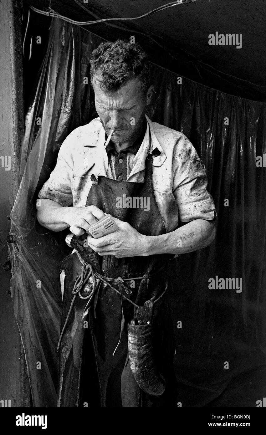 Cash counting Black and White Stock Photos & Images - Alamy