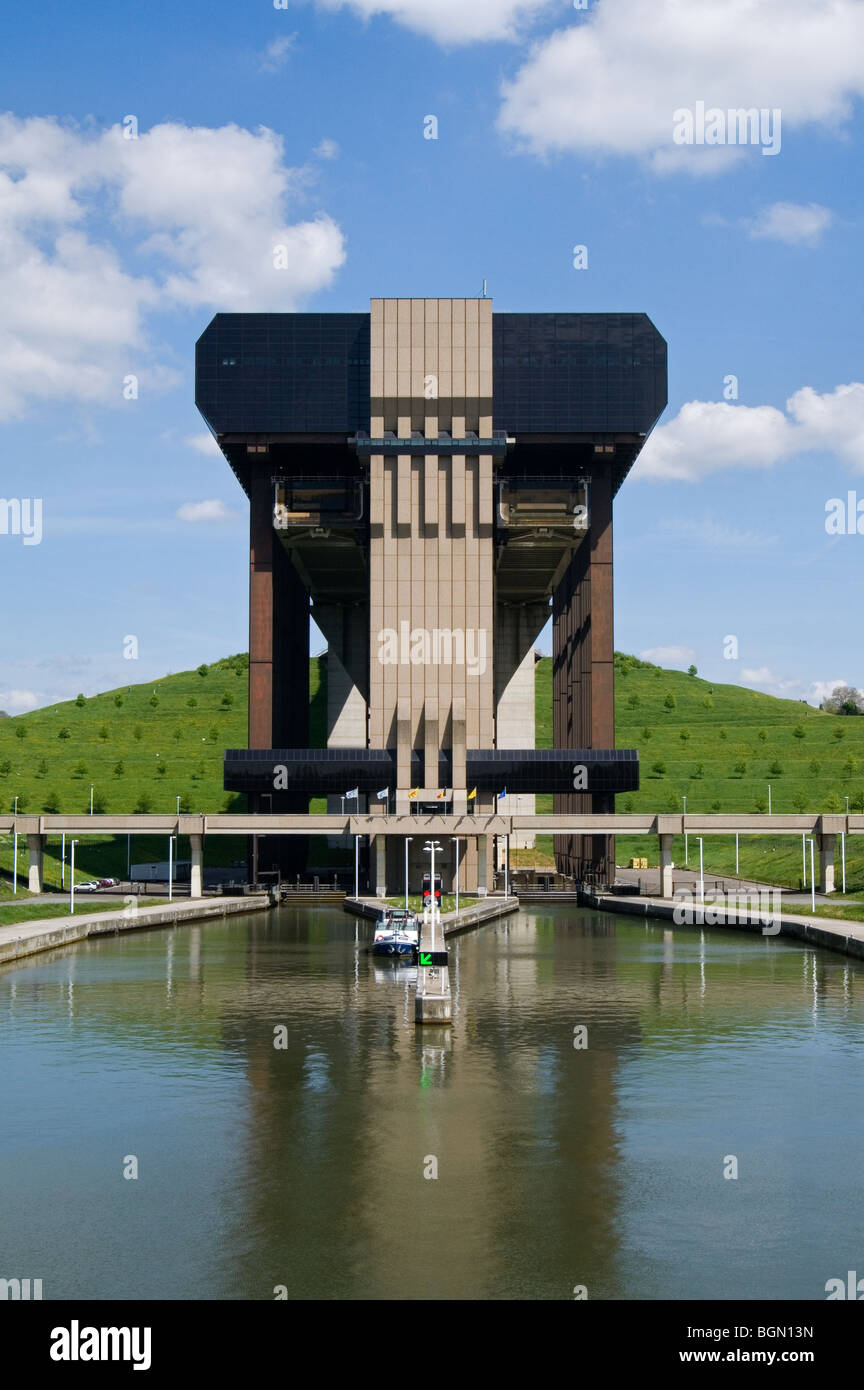 Strépy-Thieu, tallest boat lift in the world, at the Canal du Centre ...